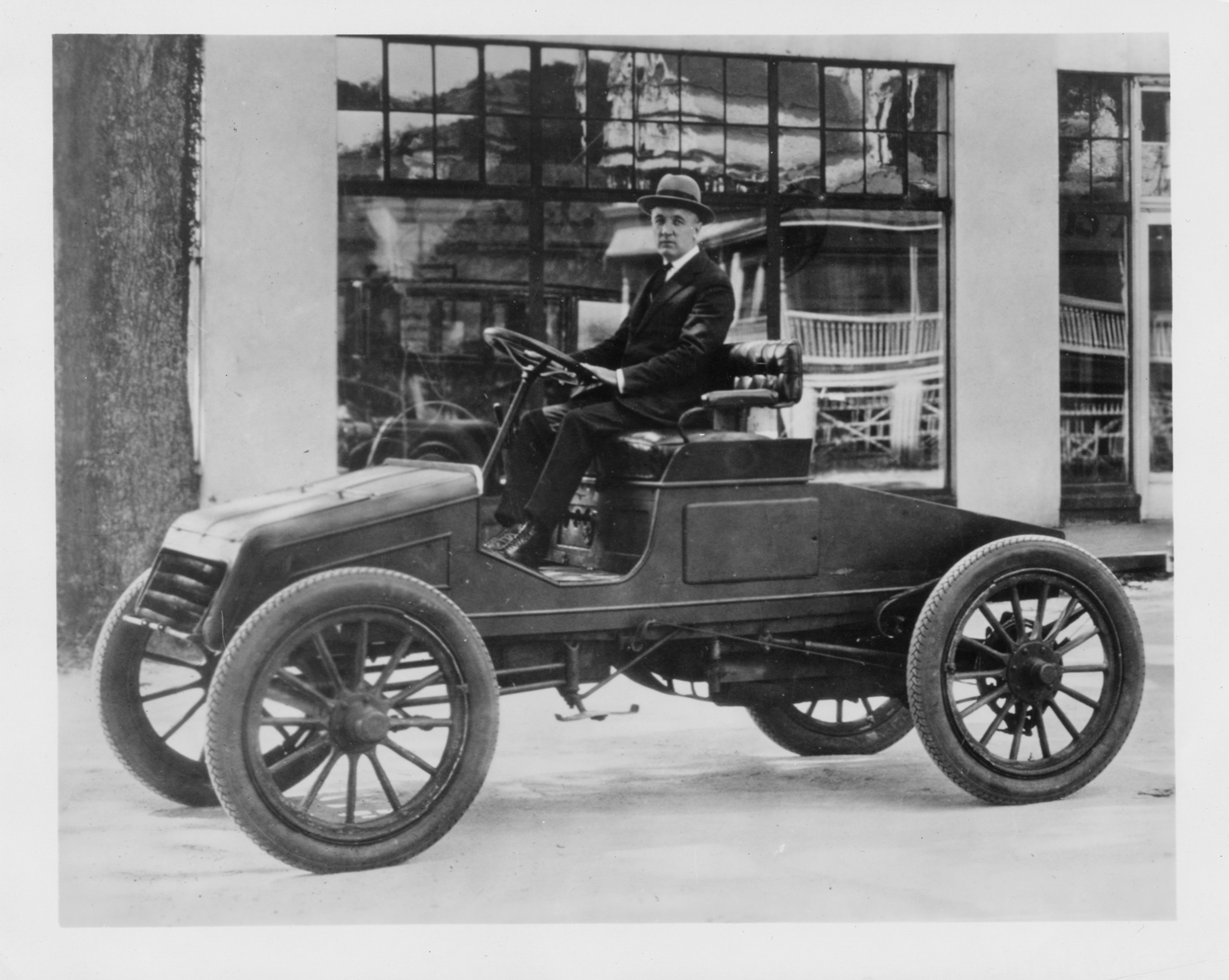 1903 Packard Model F "Old Pacific" in front of Packard dealership | DPL ...