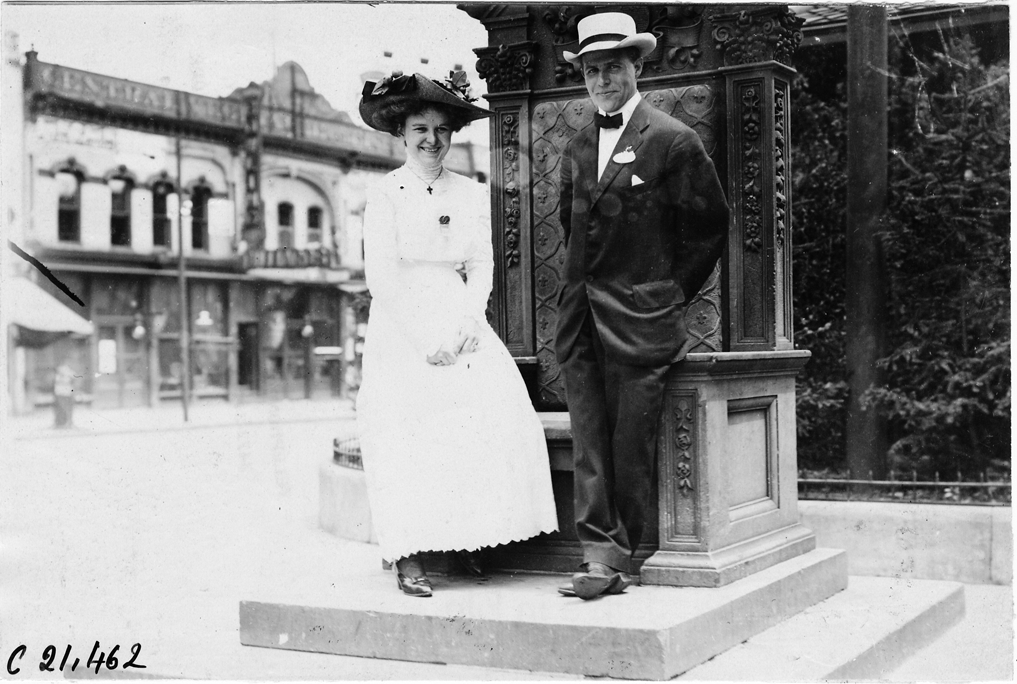 Frank B. Hower and daughter-in-law at 1909 Glidden Tour, Detroit ...