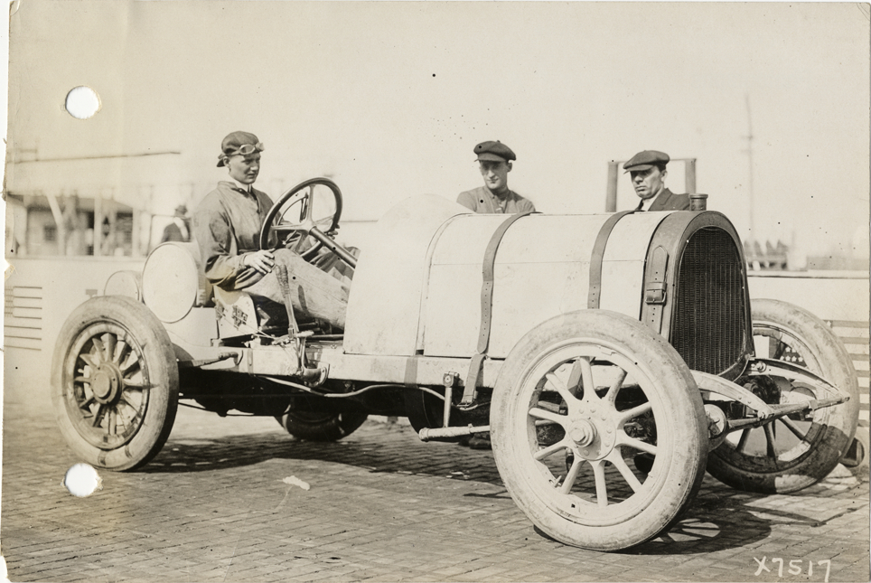 Howdy Wilcox in Gray Fox racecar, 1913 Indianapolis 500 automobile race ...