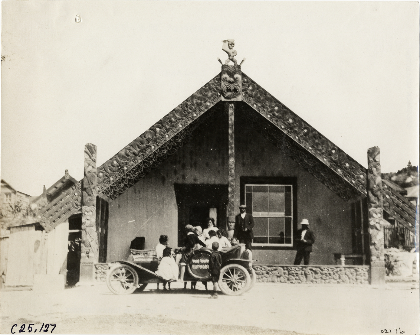 Hupmobile automobile in front of Maori meeting house, New Zealand, 1910 ...