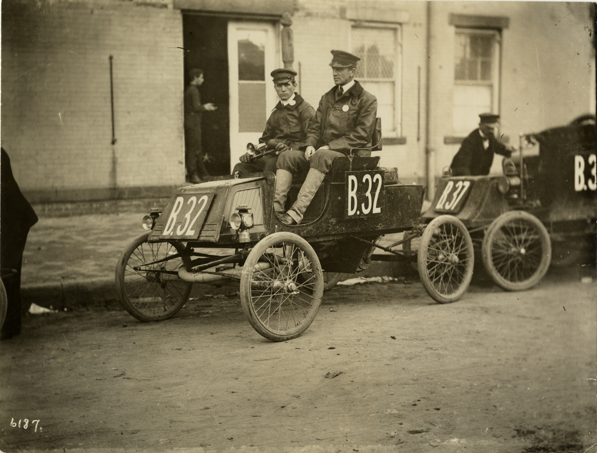 Arthur Gardiner and motorist in 1902 Rambler automobile, 1902 New York ...