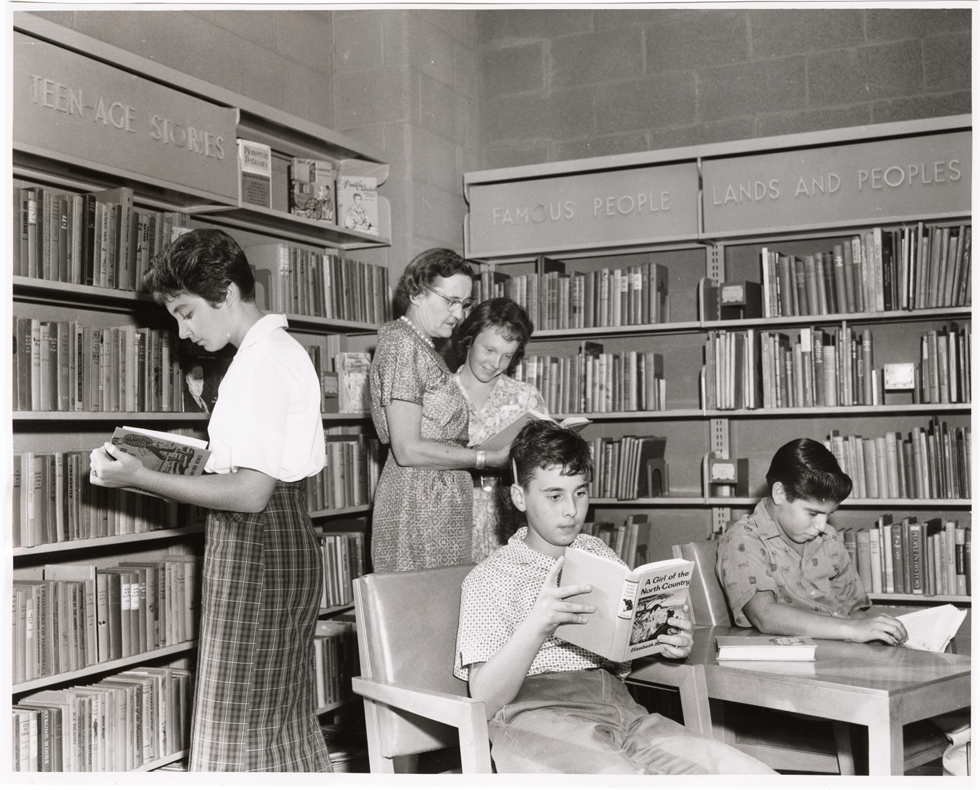 Librarian and teenagers, Hubbard Branch Library | DPL DAMS