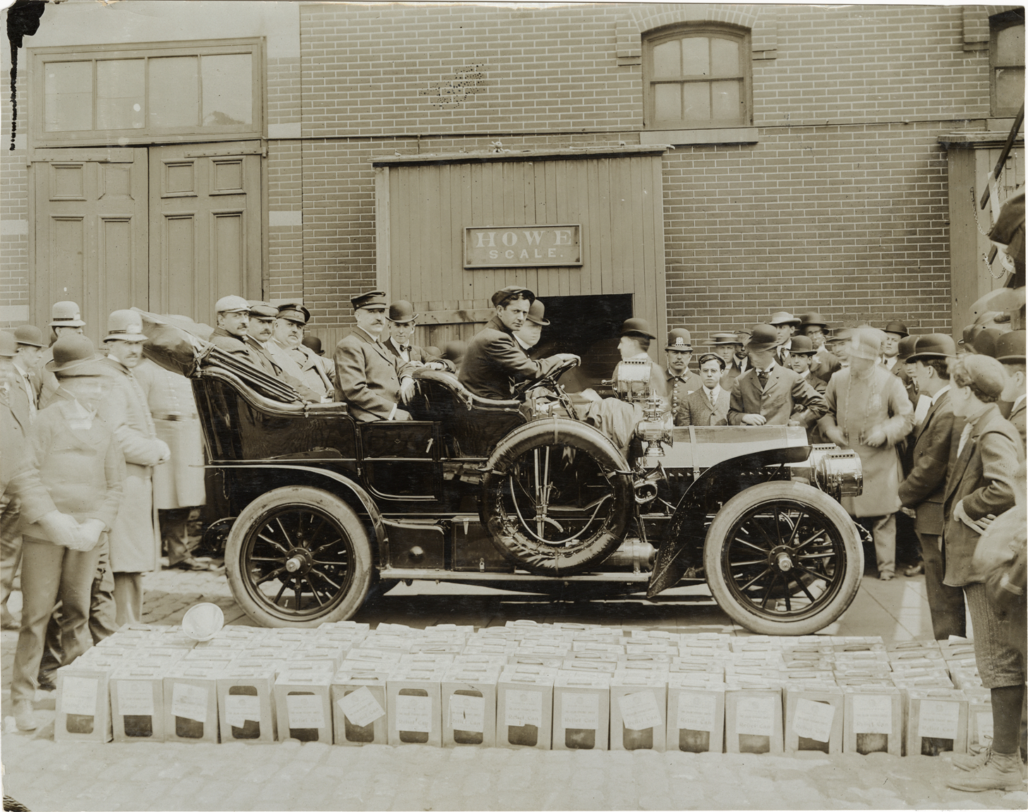 Motorists in 1905 Locomobile automobile on Howe scale | DPL DAMS