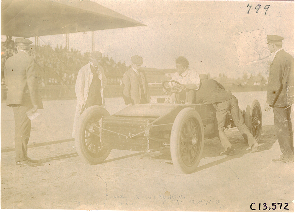 Earl Kiser in Winton Bullet racecar, 1904 Grosse Pointe races | DPL DAMS
