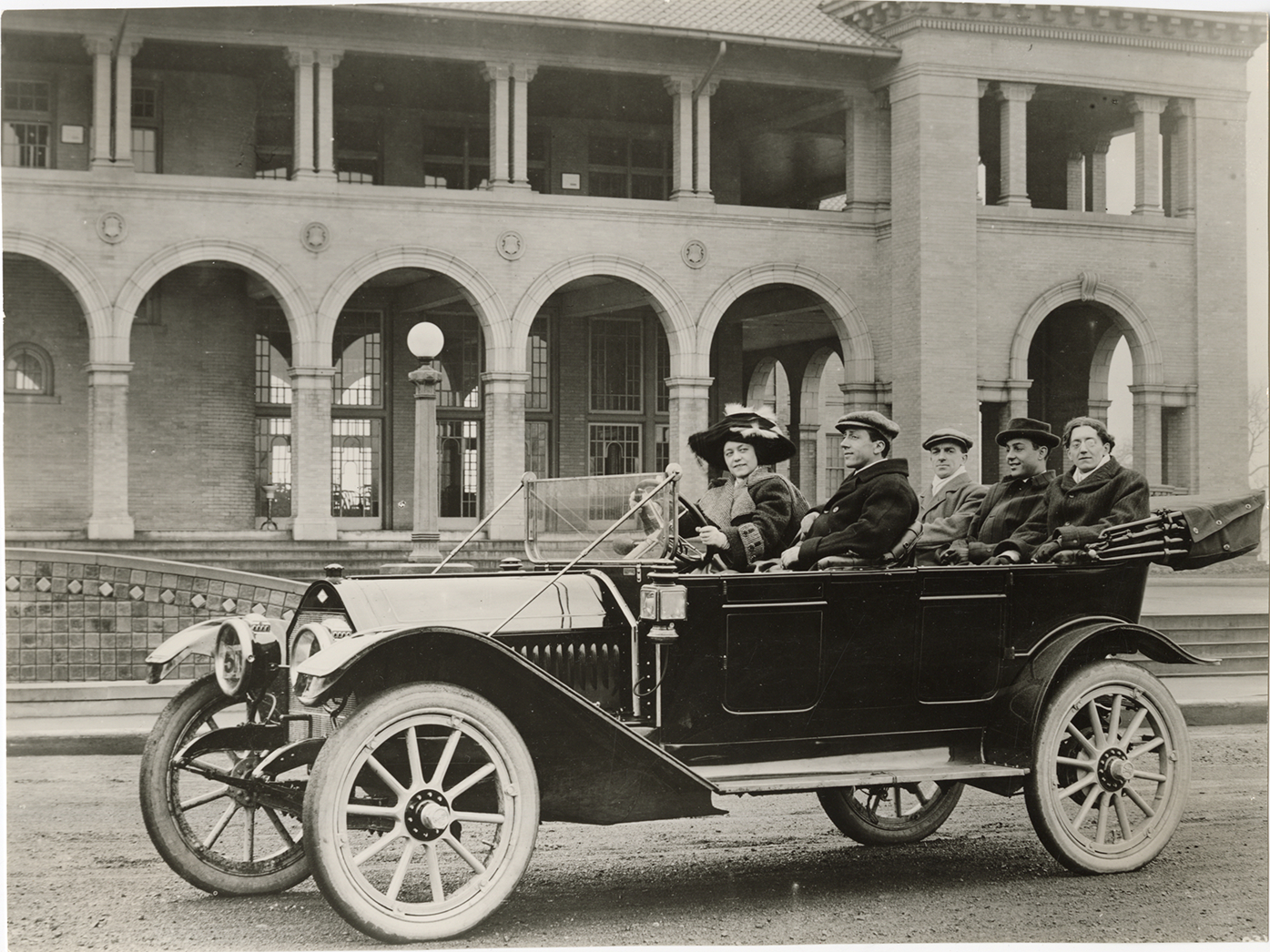 Motorists posing in Everitt automobile on Belle Isle | DPL DAMS